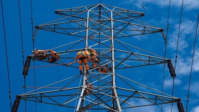 Tingkatkan Kualitas Listrik, PLN Lakukan Penggantian Isolator Flash dan ...