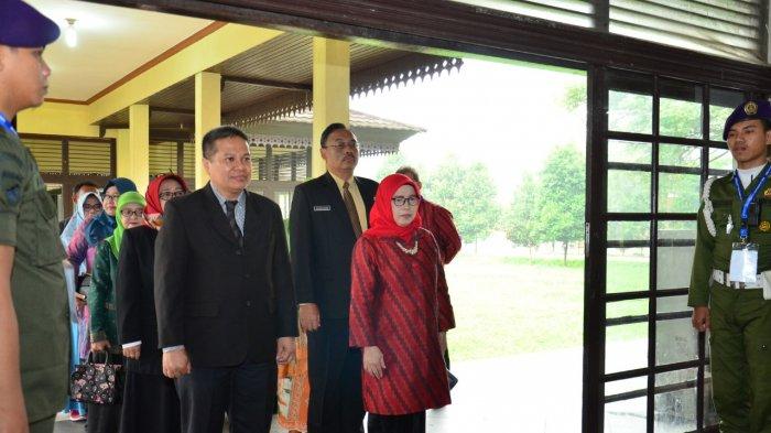 UT Pontianak Gelar Upacara Penyerahan Ijazah Program Diploma dan ...