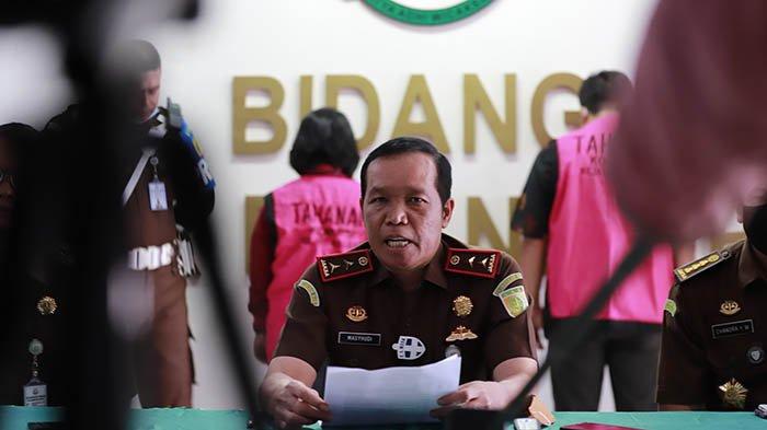 BERITA FOTO Penahanan Dua Tersangka atas Kasus Kredit Fiktif Perbankan Daerah oleh Kejati Kalbar ...