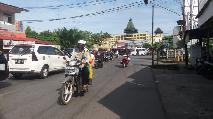 Perempatan Jalan Tanjung Raya Ramai - Tribunpontianak.co.id