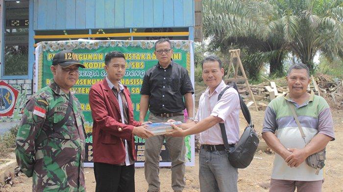 BEM Poltesa Resmikan Perpustakaan Mini di Seret Ayon - Tribunpontianak ...