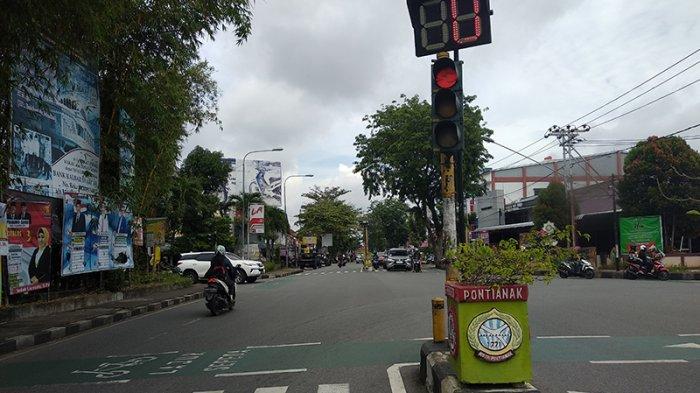 Pengendara Langgar Lalu Lintas di Persimpangan Karimata ...