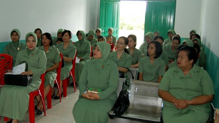 Persit Korem Periksa Kanker Serviks Melalui Metode IVA ...