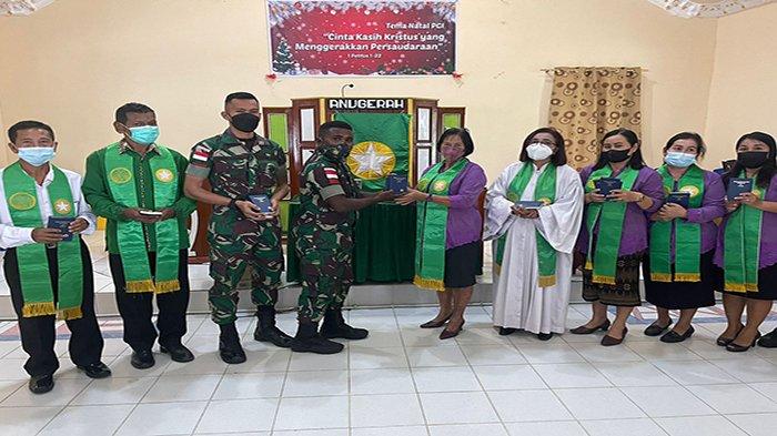 Satgas Pamtas Yonif Mekanis 643/Wns Bagikan Alkitab di Gereja Perbatasan Kalbar ...