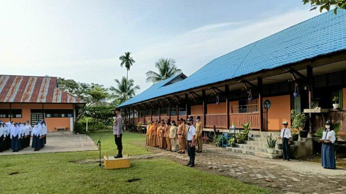 Kapolsek Nanga Pinoh Iptu Bhakti Pimpin Upacara Bendera di Sekolah SMPN-02, Berikut Imbauannya ...
