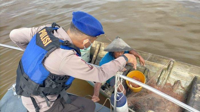 Personel Satpolairud Polres Sambas Sampaikan Imbuan Kepada Nelayan Tradisional - Tribunpontianak ...