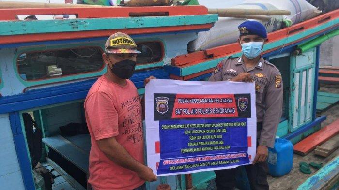 Personel Sat Polairud Polres Bengkayang Ingatkan Nelayan untuk Waspada Cuaca Buruk ...