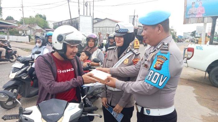 Operasi Keselamatan Kapuas 2024, Satlantas Polres Ketapang Bagikan Takjil Gratis pada Pengguna ...