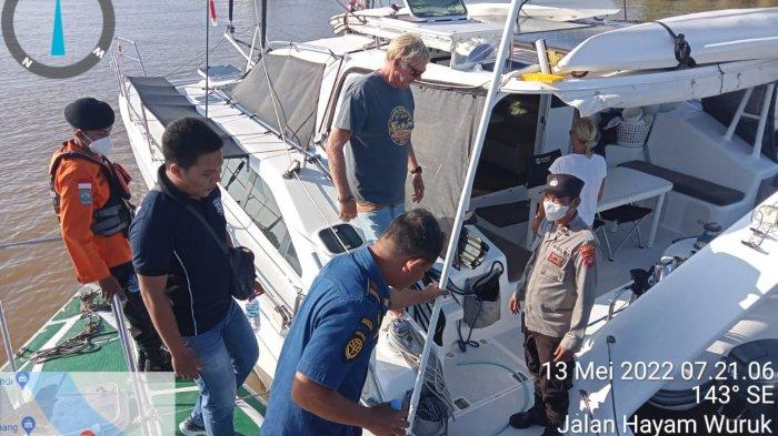 Pastikan Berjalan Kondusif, Anggota Polres Ketapang Berikan Pengamanan West Sumatra Rally Yacht ...
