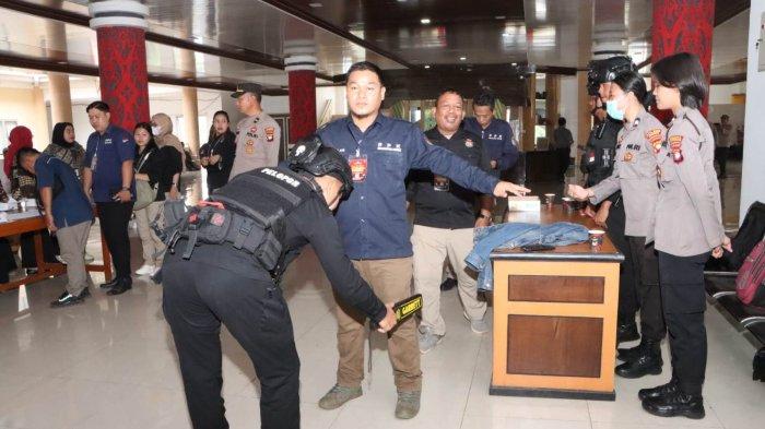 Polres Sanggau Amankan Rapat Pleno Rekapitulasi Penghitungan Hasil Perolehan Suara Pemilu 2024 ...