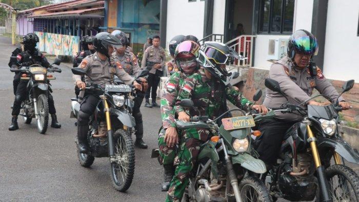 Patroli Gabungan TNI-Polri Jaga Kamtibmas saat Pleno Pemilu 2024 di Kabupaten Sekadau ...