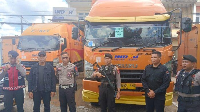 Polisi Bersenjata Lengkap Kawal Distribusi Logistik Pilkada ke Kapuas Hulu - Tribunpontianak.co.id
