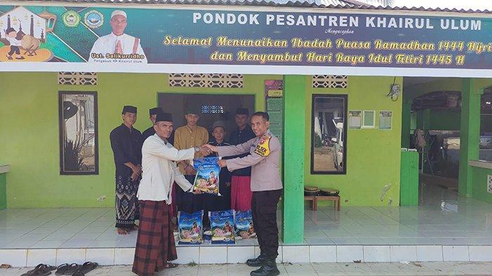 Kapolsek Sungai Pinyuh Salurkan Bansos ke Pontren Khairul Ulum Desa ...