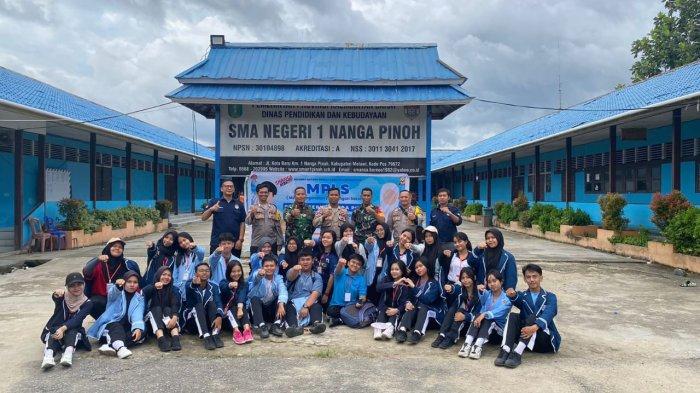 Polisi dan TNI Lakukan Pembinaan dan Pelatihan Baris Berbaris di SMAN 1 Nanga Pinoh ...