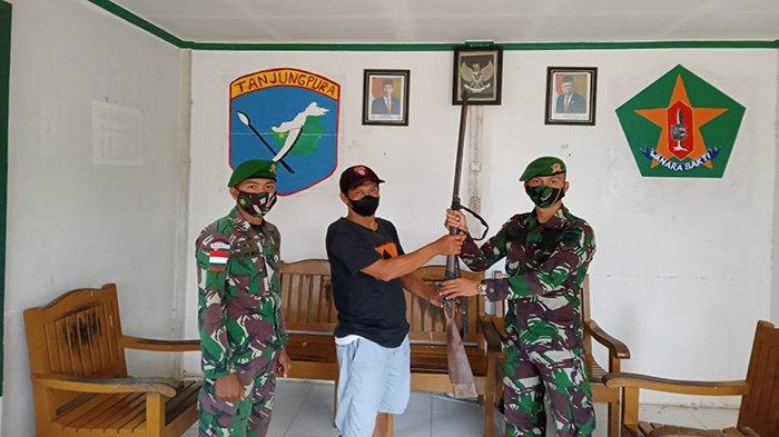 Satgas Pamtas Yonif Mekanis 643/WNS Terima Senjata Api Rakitan di Perbatasan - Tribunpontianak.co.id