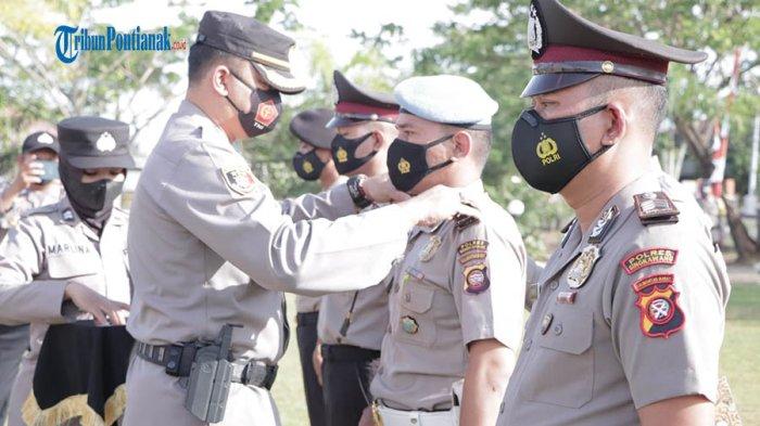 Polres Singkawang Gelar Upacara Kenaikan Pangkat dan Penyerahan Piagam Penghargaan pada Personel ...