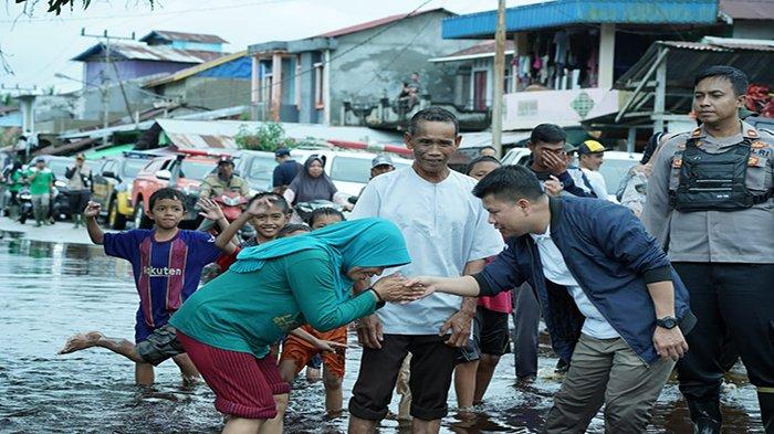 Banjir di Jawai Sambas, Bupati Satono Salurkan Bantuan Warga di 4 Desa - Tribunpontianak.co.id