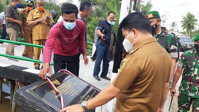 Bupati Satono Resmikan Jembatan di Desa Penjajab - Tribunpontianak.co.id