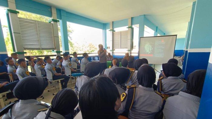 Subsatgas Binmas OMP Kapuas Sosialisasi dan Edukasi Pilkada Damai di SMK Negeri 9 Pontianak ...