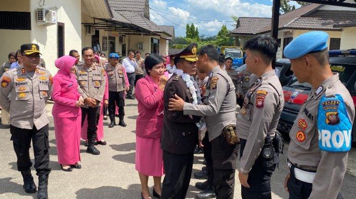 Suasana Haru Warnai Pelepasan Kompol Suwaris dan Kompol Masdar Pamit dari Polres Sekadau ...