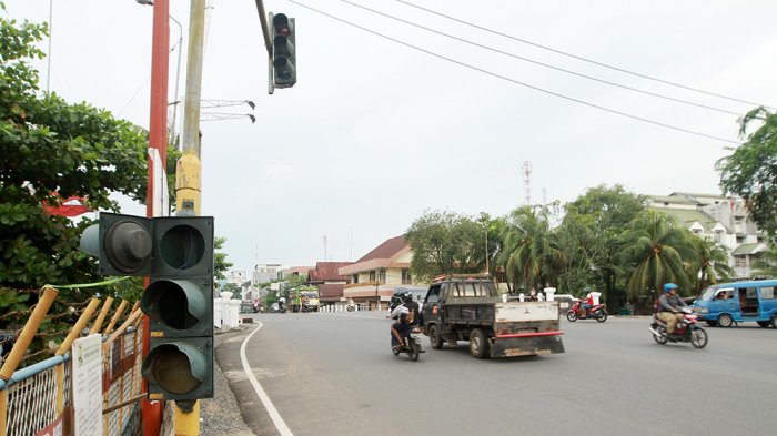 Traffic Light di Pertigaan Jalan Pak Kasih Tak Berfungsi ...