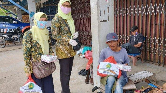 Bantu Warga Terdampak Pandemi Covid-19, Kejari dan IAD Ketapang Salurkan Ratusan Paket Sembako ...