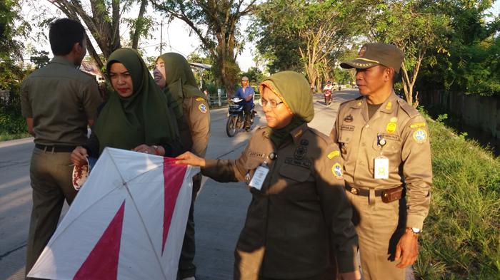 Satpol PP Sterilkan Jalan Protokol dari Spanduk Balon Wali Kota Pontianak - Tribunpontianak.co.id