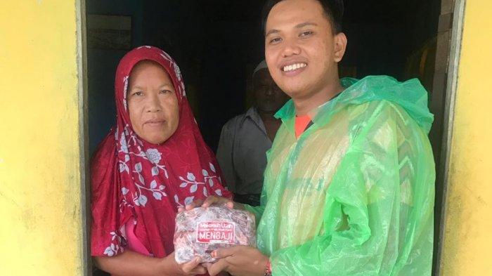 Tebar Kebaikan, Relawan Sayang Bagikan Daging Pada Guru Ngaji ... Tebar Kebaikan, Relawan Sayang Bagikan Daging Pada Guru Ngaji ...