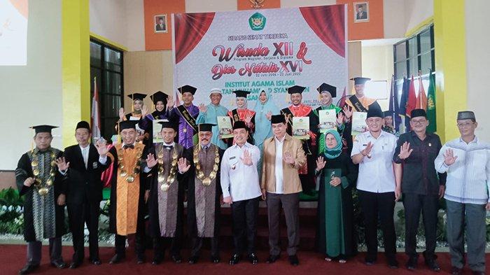 Rektor IAIS Sambas Titipkan Lulusan Berprestasi Kepada Wakil Gubernur ...