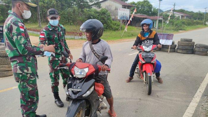 Satgas Pamtas Yonif Mekanis 643/Wns Lakukan Sosialisasi dan Pembagian Masker di Jalan Lintas ...