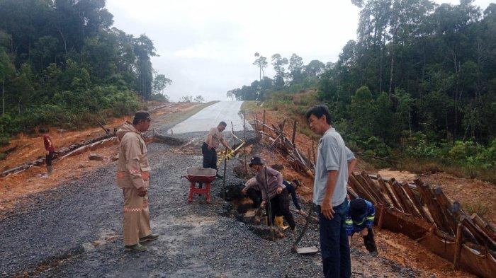 Aspal Jalan Sajingan Besar-Temajuk Longsor, Polsek Pasang Rambu-rambu ...