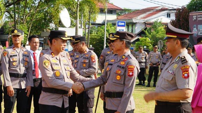 Kapolres Singkawang Pimpin Upacara Kenaikan Pangkat Pengabdian Serta Upacara Pelepasan Purna ...