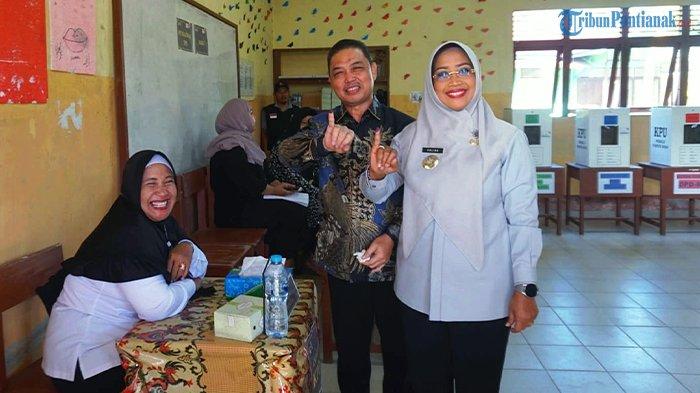 Bupati Mempawah Bareng Ria Norsan Nyoblos di TPS 08 Terusan Pagi Ini ...