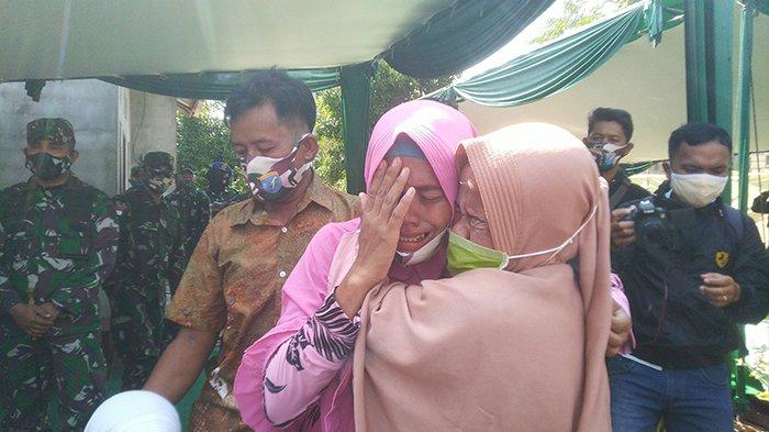 Tangisan Haru Syamsudin dan Sariani Pecah Usai Terima Bantuan Bedah Rumah KASAD TNI di Kalbar ...