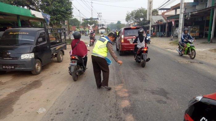 Polres Singkawang Taburi Pasir Pada Tumpahan Solar di Jalan Jenderal Sudirman, Cegah Kecelakaan ...