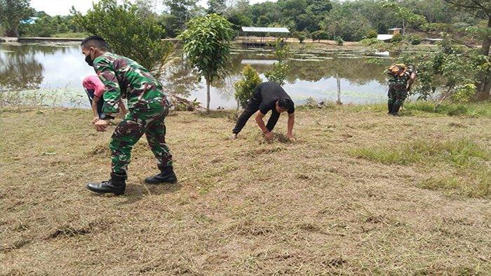 Satgas Pamtas Yonif Mekanis 643/Wns Karya Bakti Bersihkan Kawasan Padong Pangeran ...