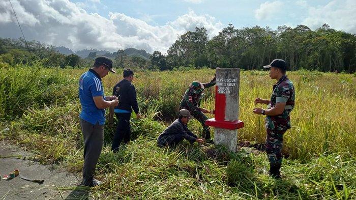 Satgas Pamtas Yonif 645/Gty Bersama Warga Karya Bakti Bersihkan dan Cat Patok Batas Dusun ...