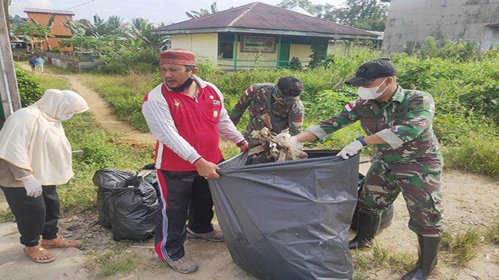 Satgas Pamtas Yonif Mekanis 643/Wns Bersama Warga Gotong Royong di Desa Balai Karangan ...