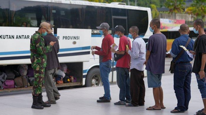 Satgas Pamtas Yonif Mekanis 643/Wns Bantu Proses Pemulangan PMI di PLBN Entikong ...