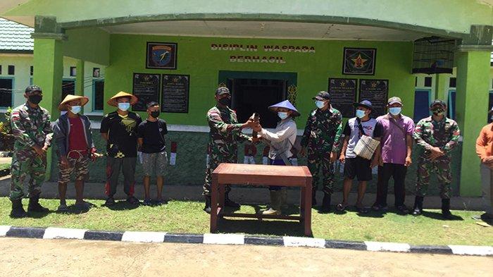 Satgas Pamtas Yonif Mekanis 643/Wns Terima Mortir Malaysia Bekas Peninggalan Konfrontasi PGRS ...