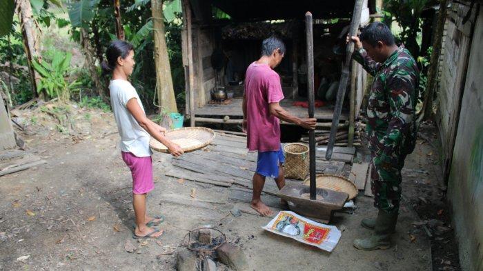 Koptu Suroto Bantu Warga Tumbuk Padi Secara Manual - Tribunpontianak.co.id