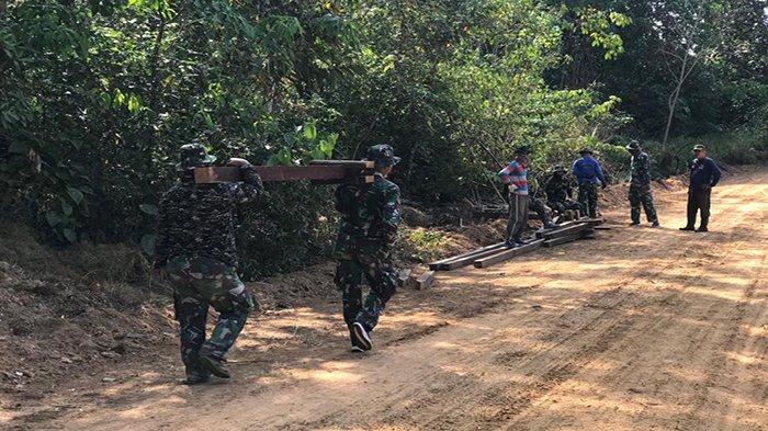 Pikul Kayu, Satgas TMMD 110 Kodim 1201 Mulai Pengerjaan Jembatan di ...