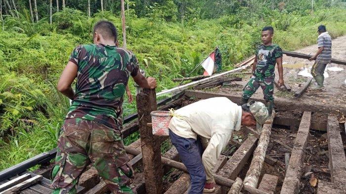 Satgas Yonif Raider 301/PKS Gotong Royong dengan Warga Perbaiki ...