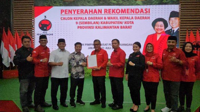 PDI Perjuangan Serahkan SK Rekomendasi Dukung Satono-Heroaldi di Pilkada Sambas 2024 ...