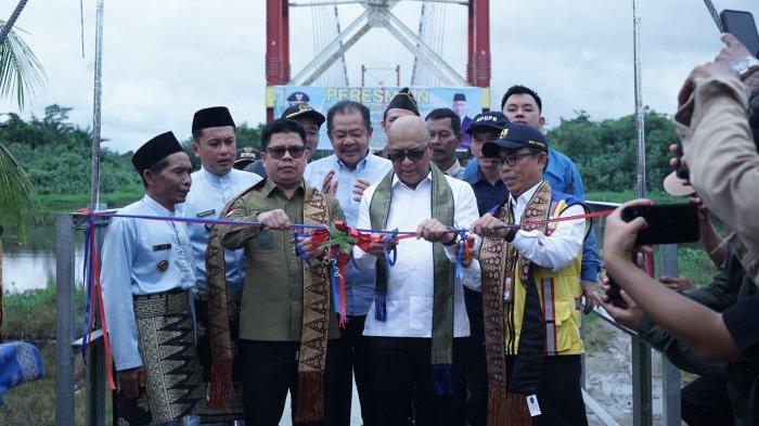 Bupati Satono Resmikan Jembatan Gantung Pedada Teluk Keramat - Tribunpontianak.co.id