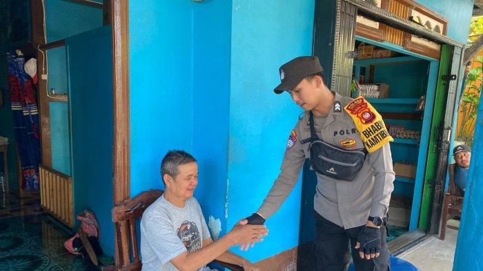 Sambangi Warga Personel Polsek Sayan Sampaikan Pesan Kamtibmas