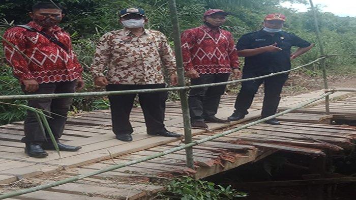 Ketua DPRD Sanggau Bersama Kadis Bina Marga SDA Tinjau Jembatan Ambruk di Desa Janjang ...