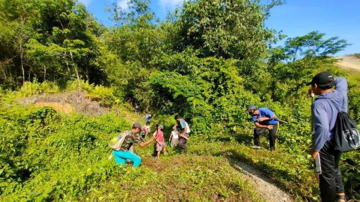Karya Bhakti Satgas Pamtas Yonif Mekanis 643/Wns Bersama Warga Dusun Entabang Buka Jalan Air ...