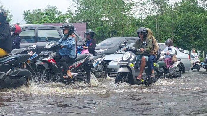 Hujan Deras, Sejumlah Jalanan Raya di Pusat Pontianak Banjir hingga ...