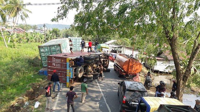 BREAKING NEWS - Tronton Terguling di Jalan Raya Nusapati, Antrean Kendaraan Mengular ...